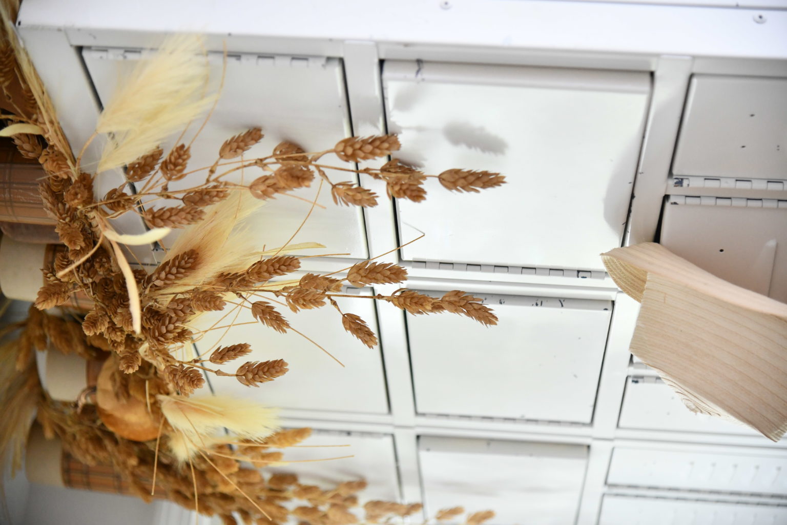 How To Beautifully Decorate Your Entryway For Fall